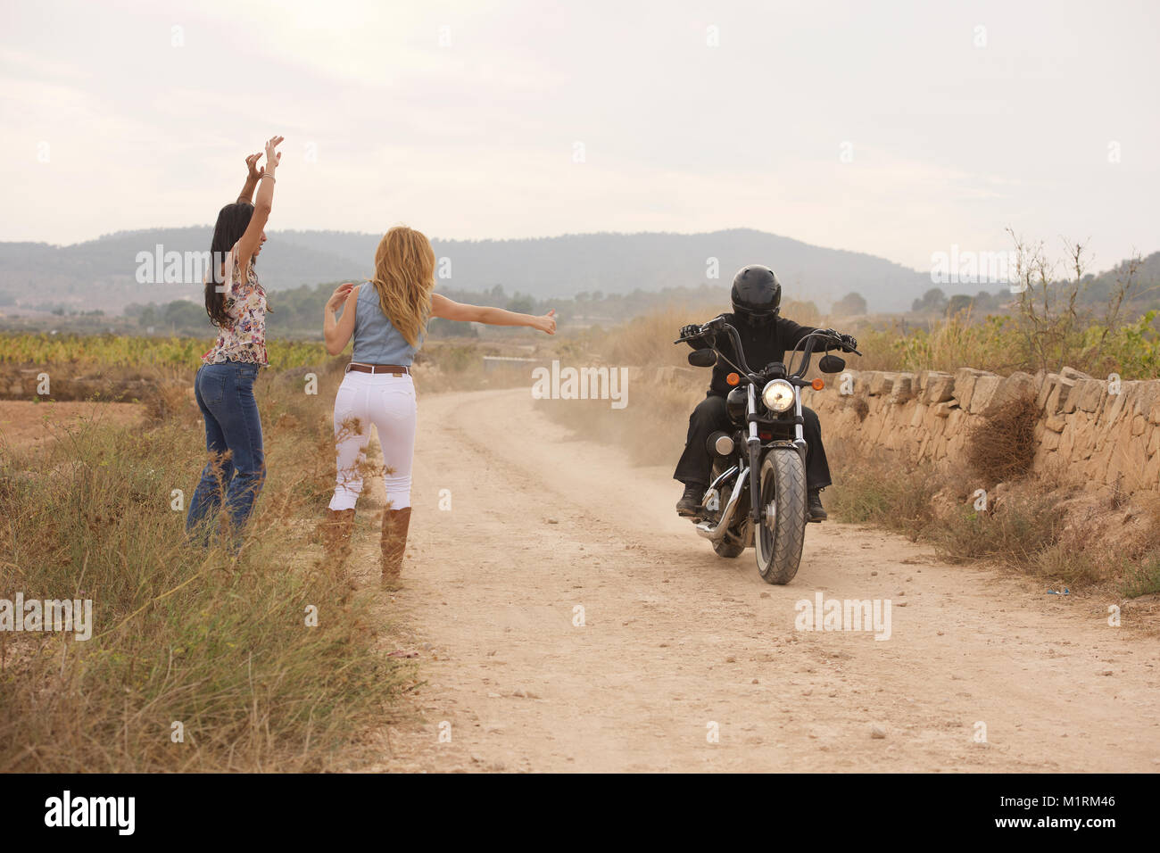 Mädchen enge jeans -Fotos und -Bildmaterial in hoher Auflösung – Alamy