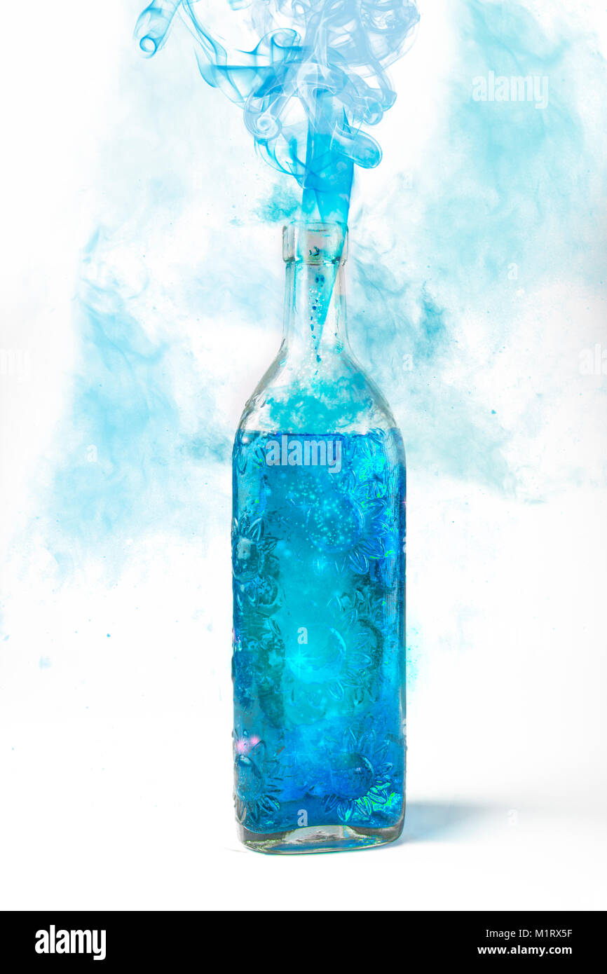 Zaubertrank blaue flasche -Fotos und -Bildmaterial in hoher Auflösung ...