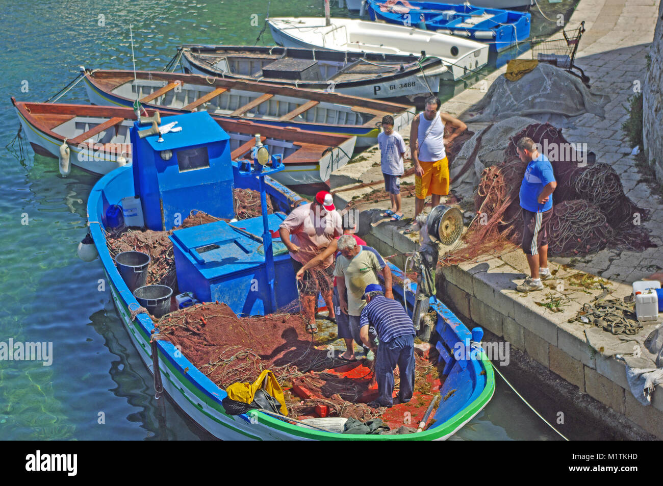 Fischernetze sortieren -Fotos und -Bildmaterial in hoher Auflösung – Alamy