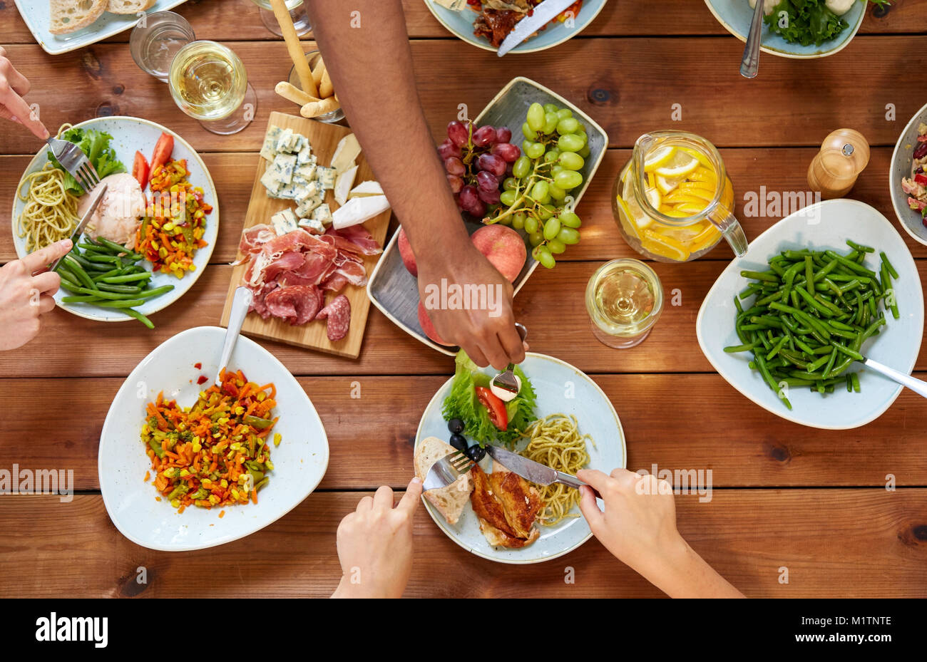 Gruppe von Menschen essen am Tisch mit dem Essen Stockfotografie - Alamy