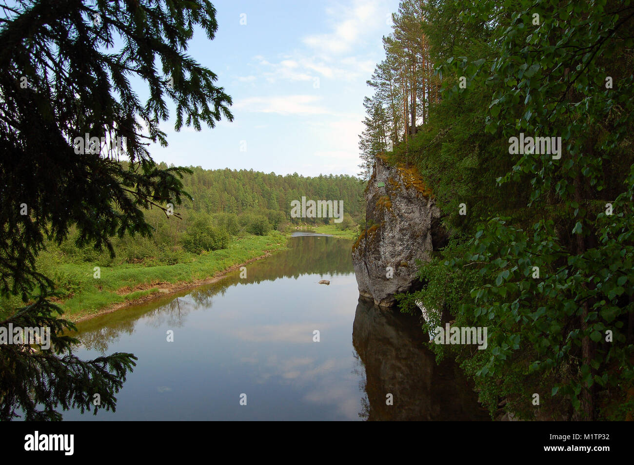 Blick von einer Bank zu einer abgelegenen Fluss Bach mit einem ...