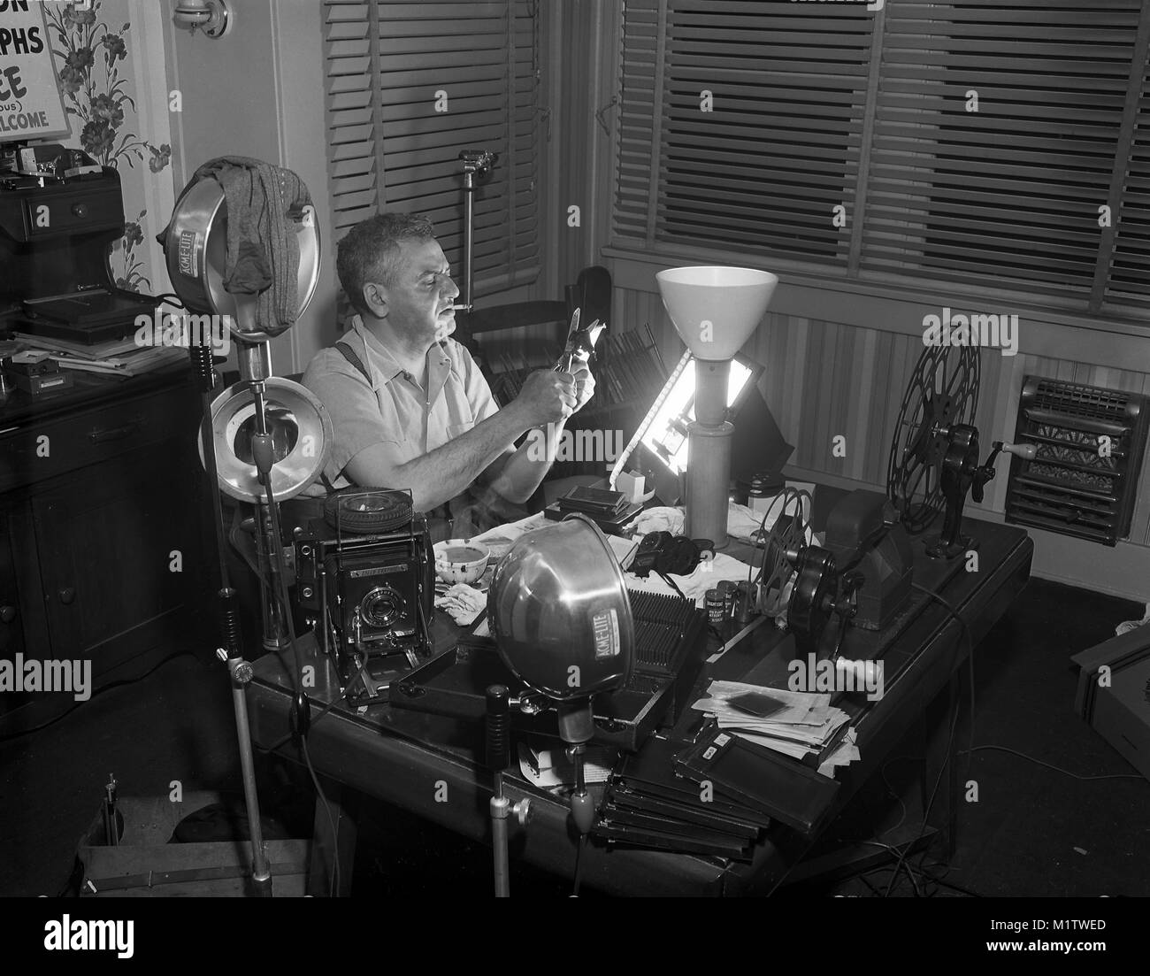 Weegee der Fotograf, alias Arthur Fellig, zu Hause 1949 arbeiten ...