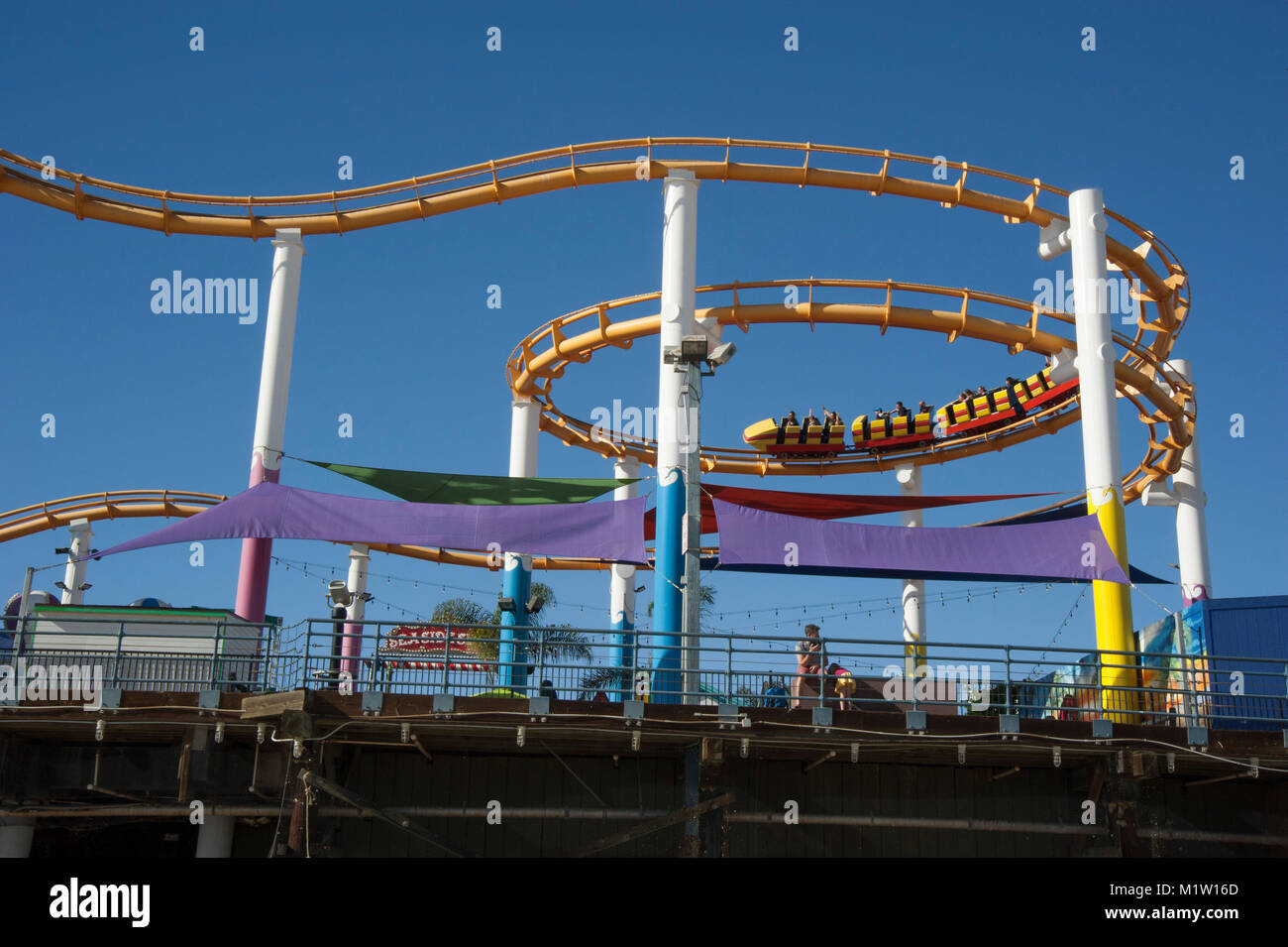 Santa Monica Strand und Pier mit Achterbahn Stockfotografie - Alamy