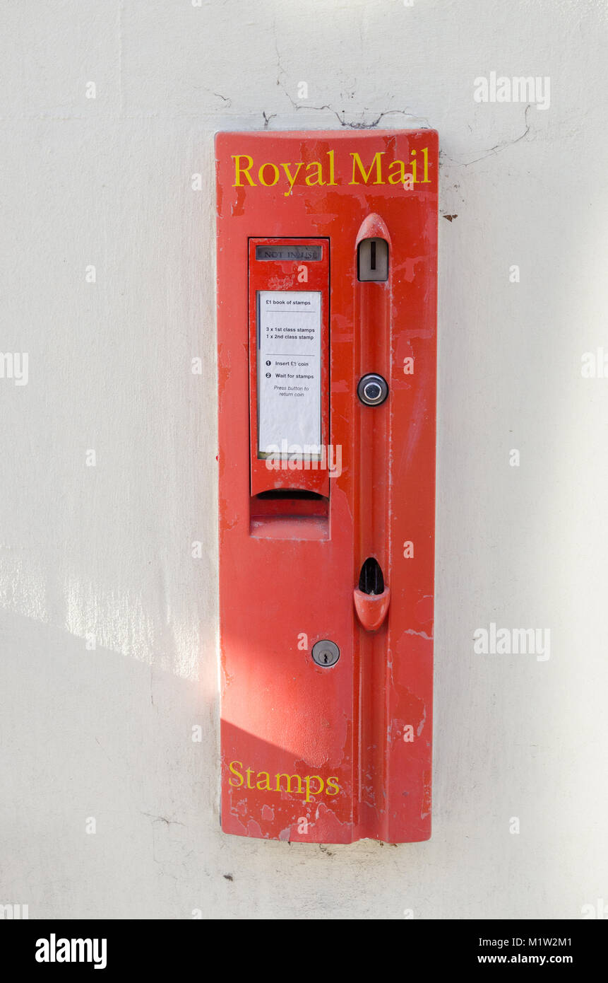 Royal mail stamp vending machine -Fotos und -Bildmaterial in hoher ...