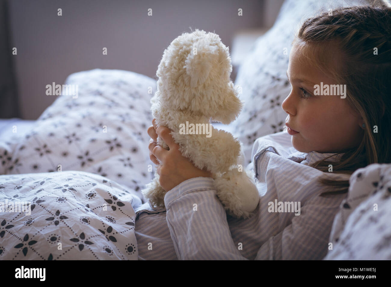 Mädchen mit teddybär -Fotos und -Bildmaterial in hoher Auflösung – Alamy
