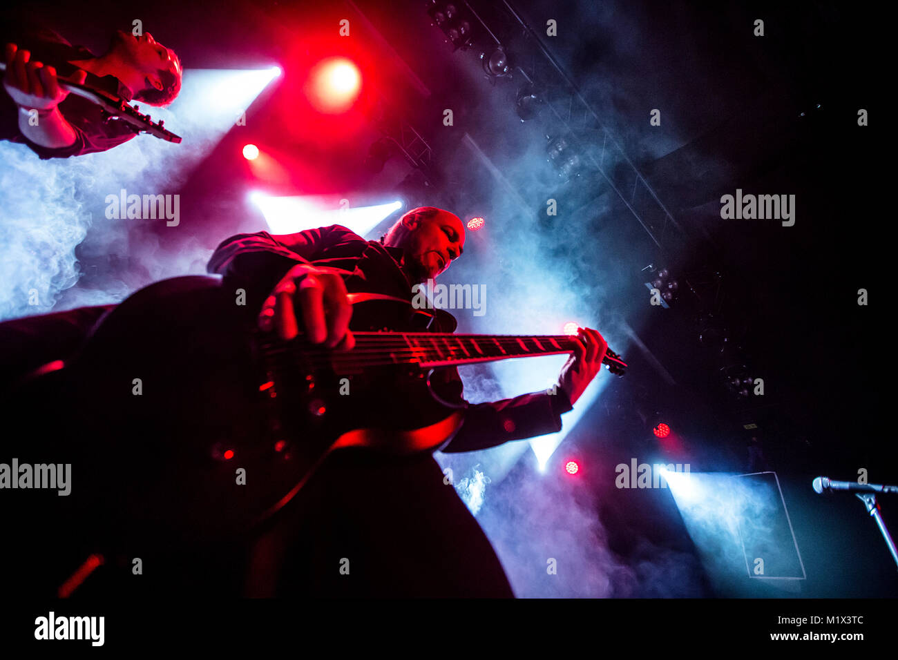 Die Schweizer Industrial Metal Band Samael führt ein Live Konzert ...