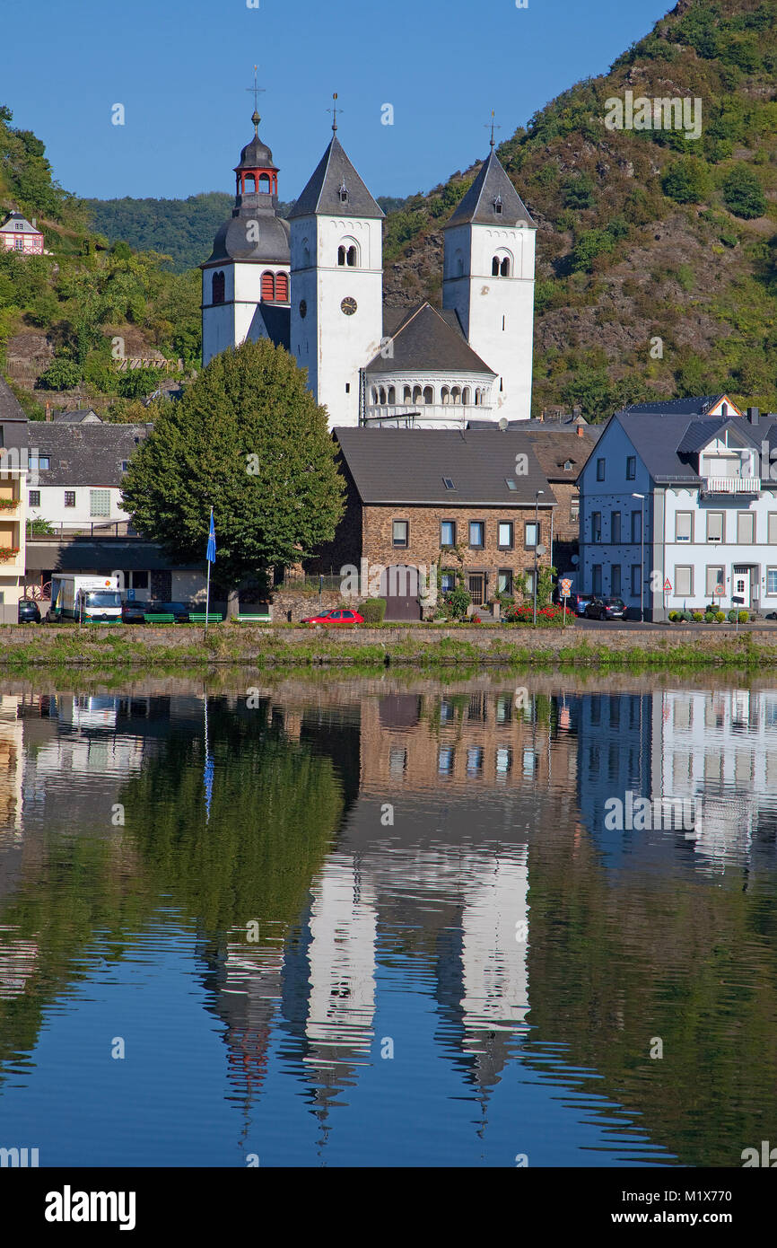 Abteikirche St. Castor, Wahrzeichen des Dorfes Treis-Karden Wein, Mosel ...