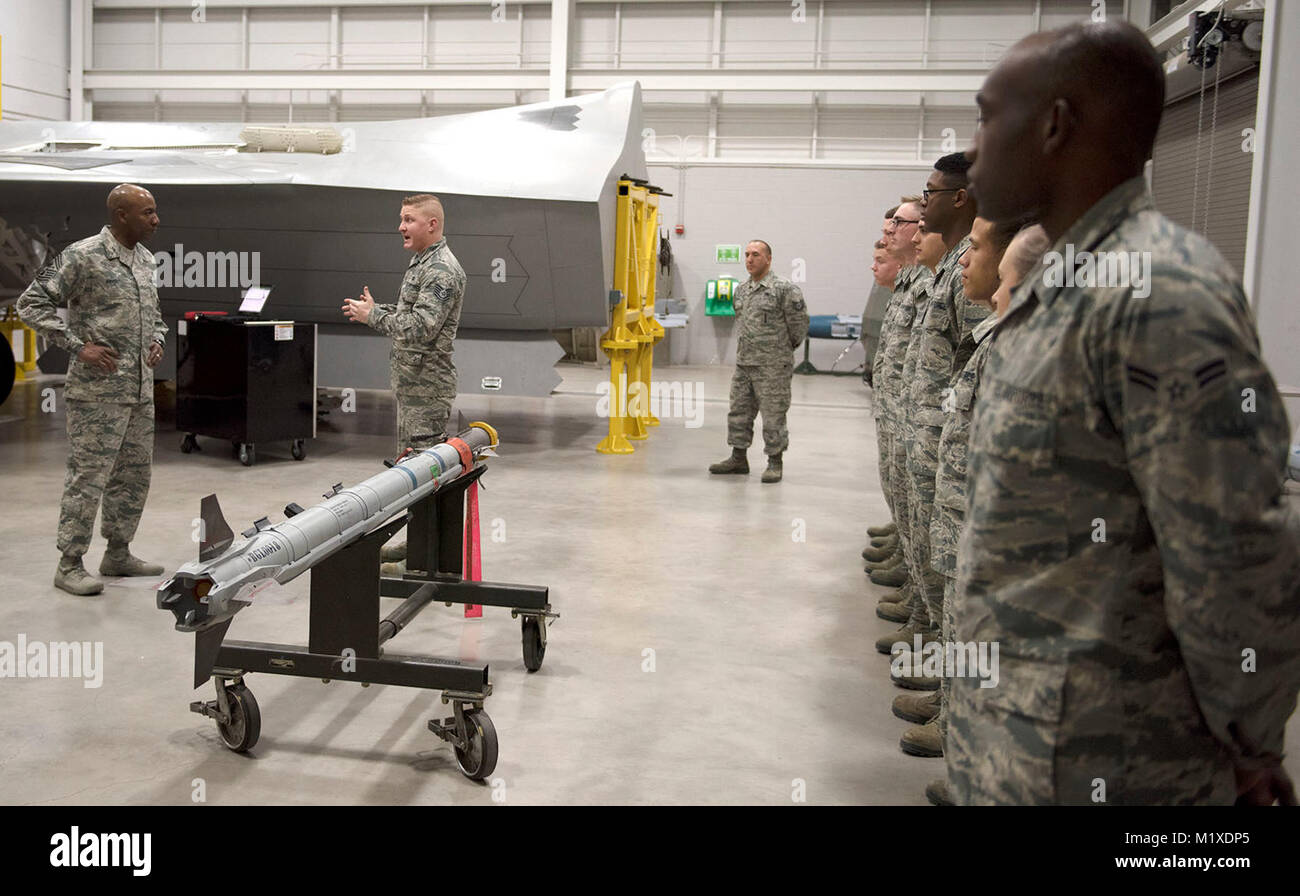 Tech. Sgt. Jakob Johnson, ein 363 Training Squadron Rüstung Ausbilder ...