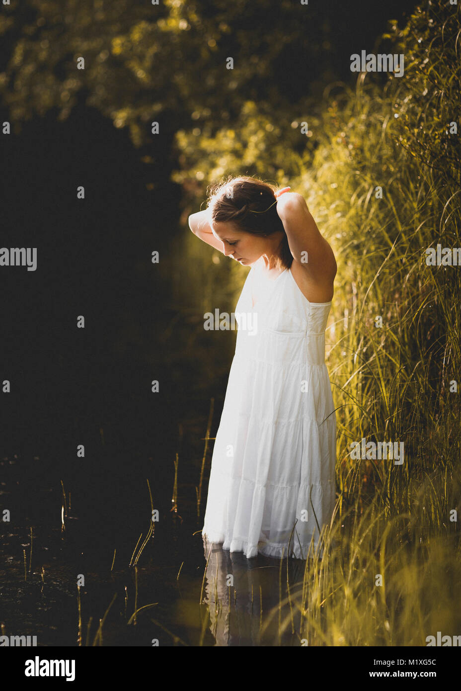 Menschen Waten Im Fluss Stockfotos und -bilder Kaufen - Alamy