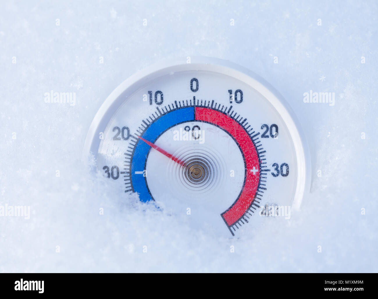 Thermometer mit Celsius in einem frischen Schnee mit Sub-zero ...