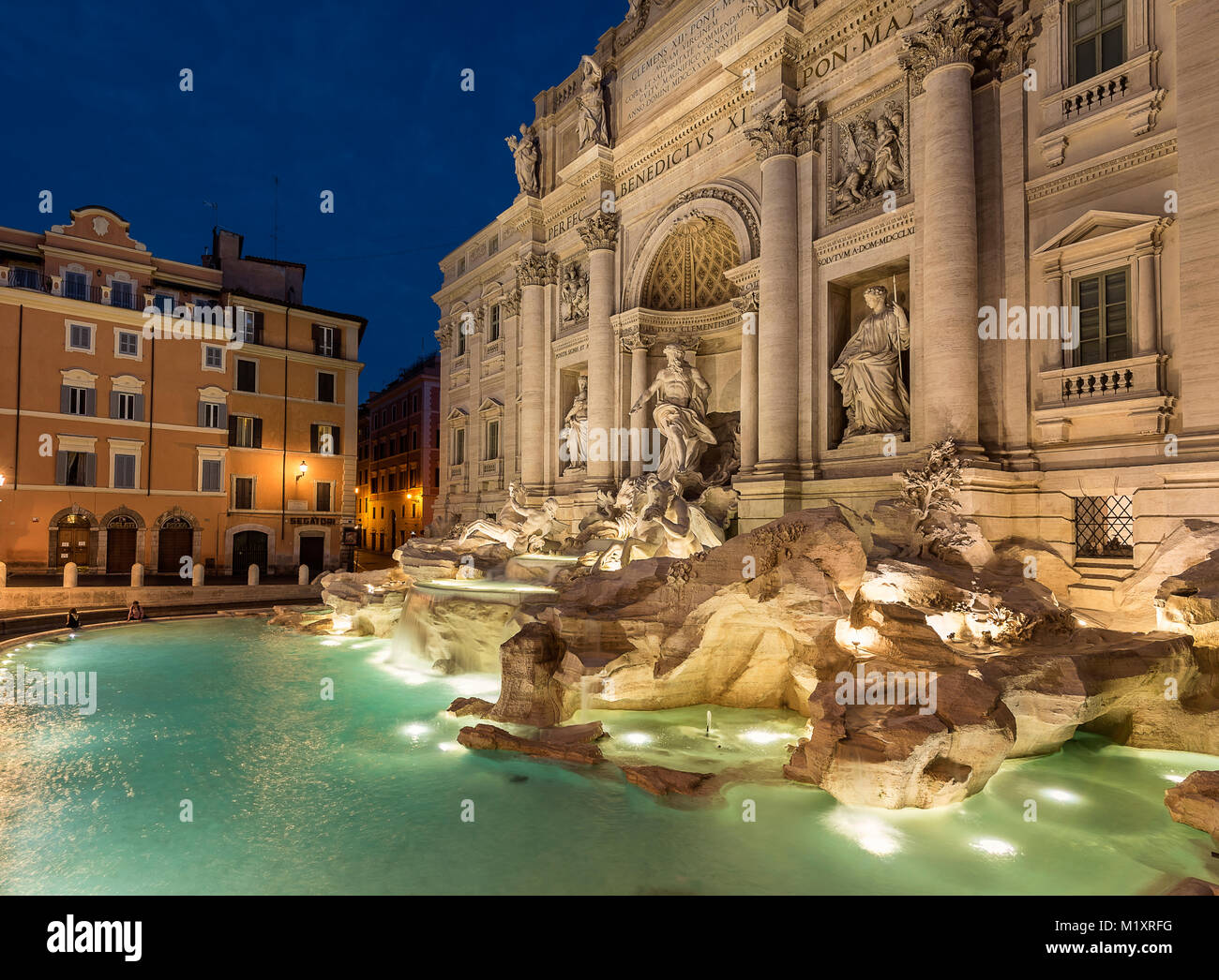 Fontana di Trevi - oder Trevibrunnen - ist ein Brunnen in Rom, es ist ...