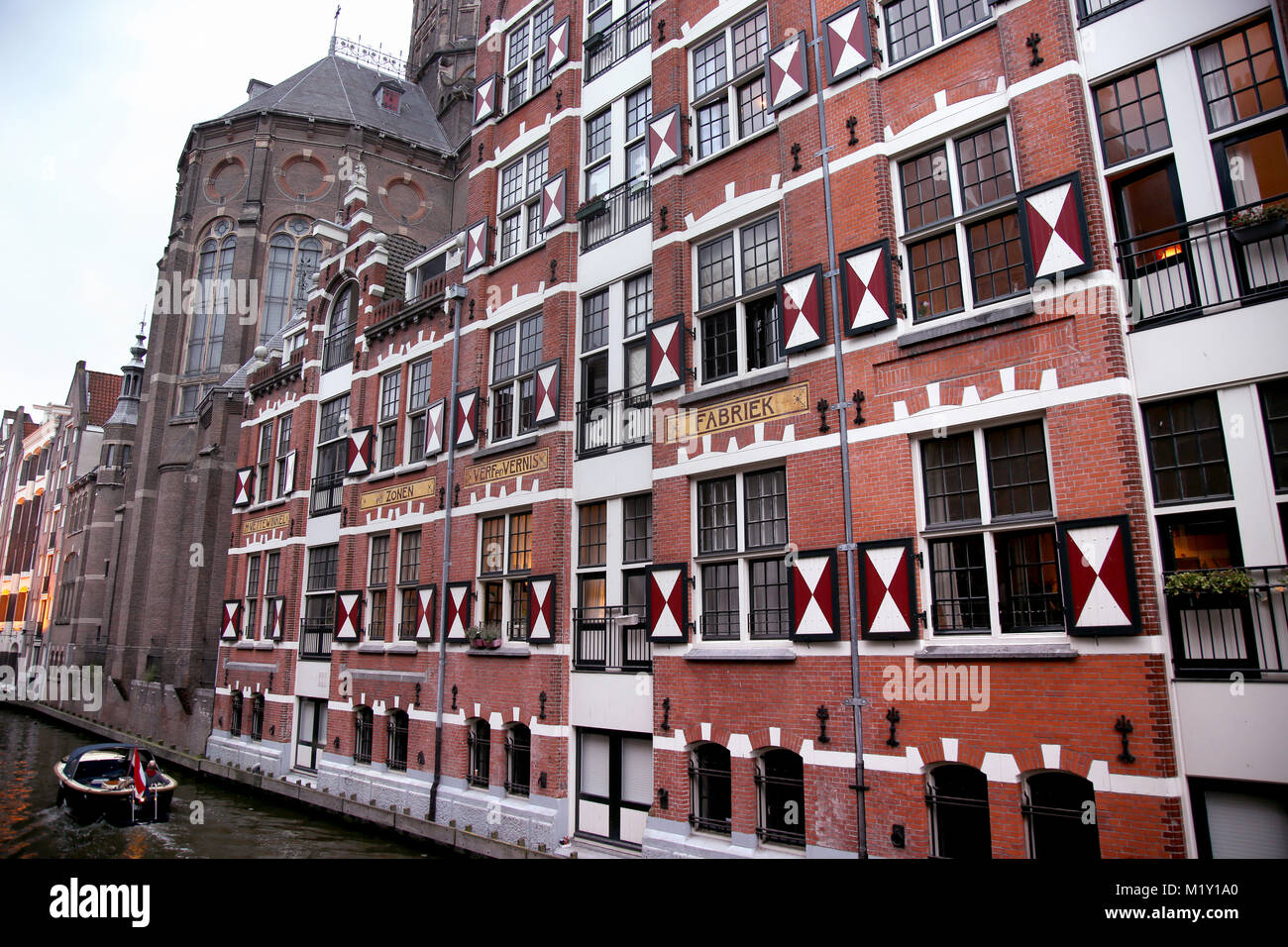 Verf en vernis fabriek -Fotos und -Bildmaterial in hoher Auflösung – Alamy