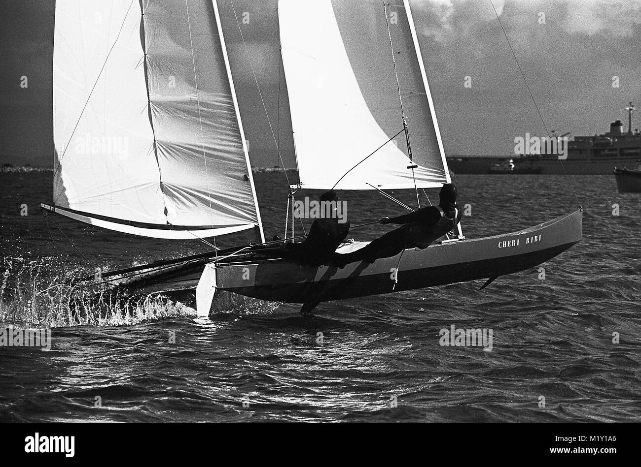 Katamaran ein segelboot Schwarzweiß-Stockfotos und -bilder - Alamy