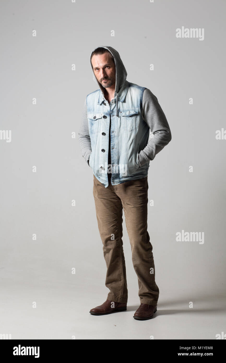 Gut gebauter junger mann -Fotos und -Bildmaterial in hoher Auflösung ...