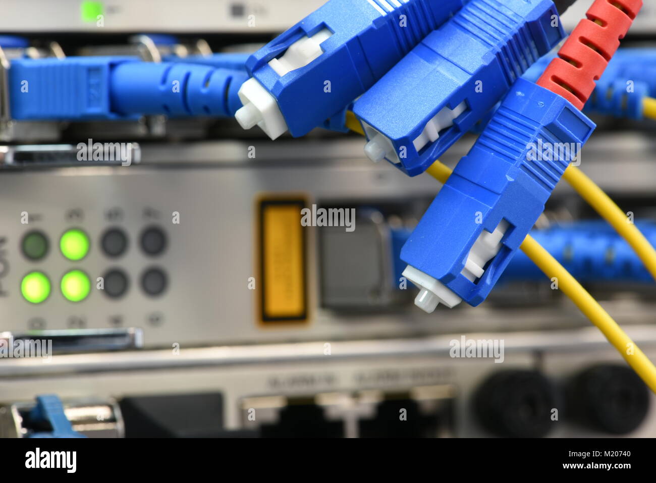 Netzwerkgeräte und optische Kabel im TK-System Stockfotografie - Alamy