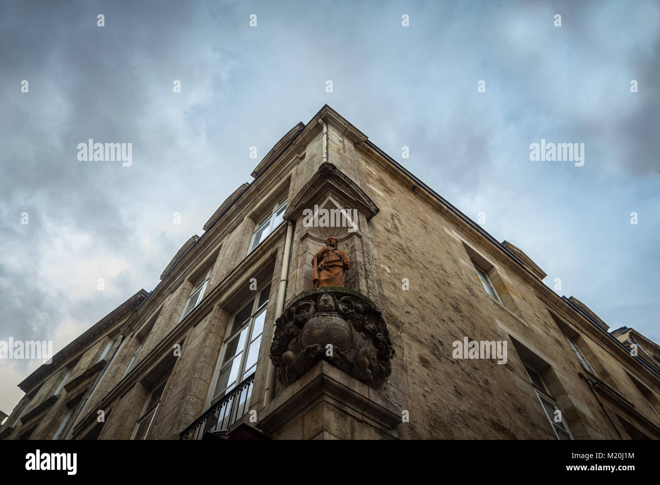 Mittelalterliche Statue von Saint Jean in einer Nische an einem Gebäude ...