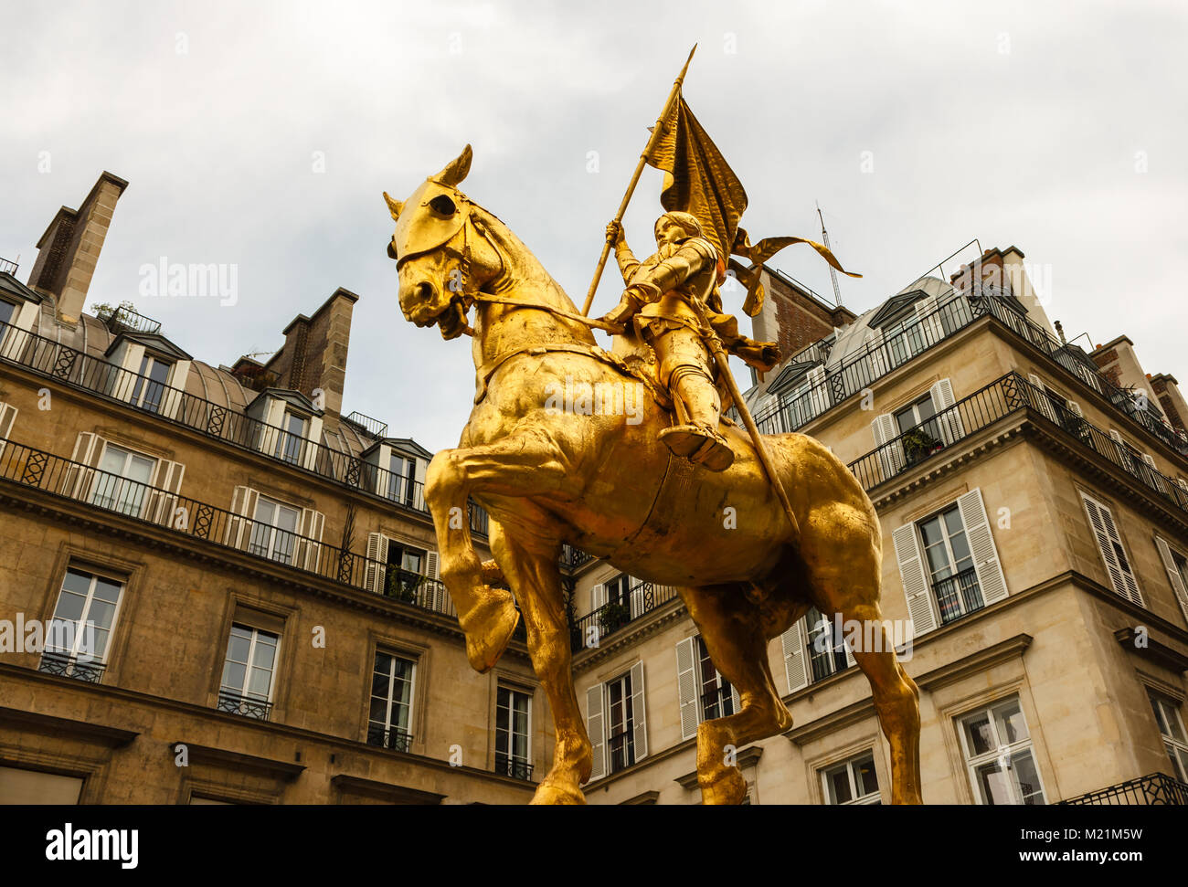 Die goldene Statue der Heiligen Jeanne d'Arc an der Rue de Rivoli ...