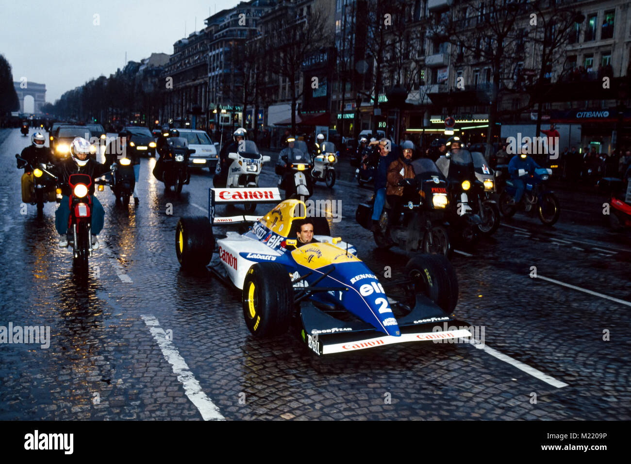 Alain Prost die Williams Renault F1 auf den Champs Elysées, Paris ...
