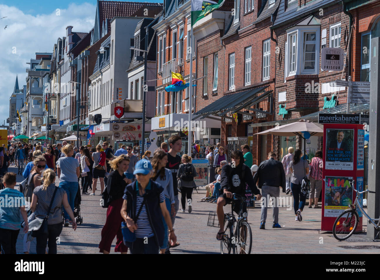 Sehr geschäftigen Friedrichstraße, der Haupteinkaufsstraße von ...