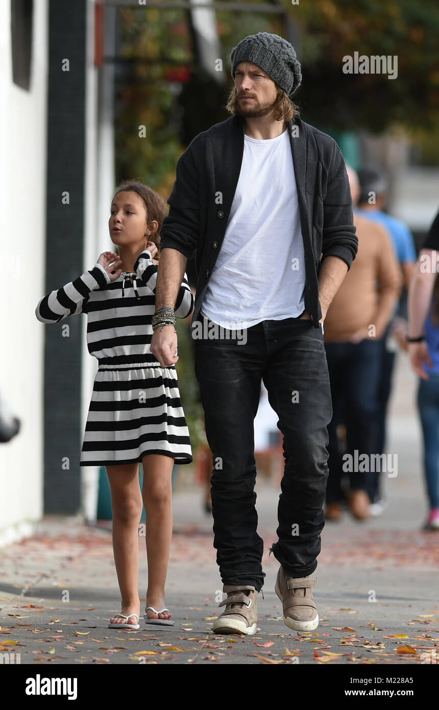 Gabriel Aubry und seine Tochter Nahla Aubry gehen gemeinsam zum ...