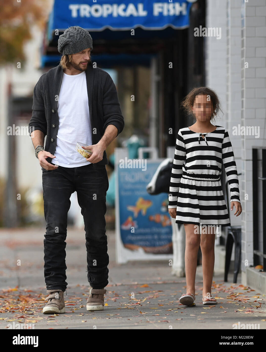 Gabriel Aubry und seine Tochter Nahla Aubry gehen gemeinsam zum ...