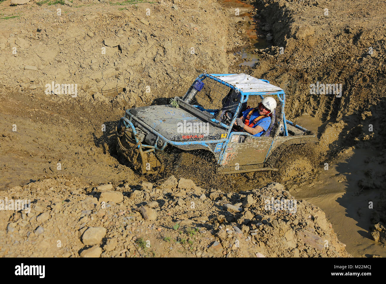 4x4 Offroad Auto fahren bergauf aus den tiefen Schlamm mit Spritzwasser ...
