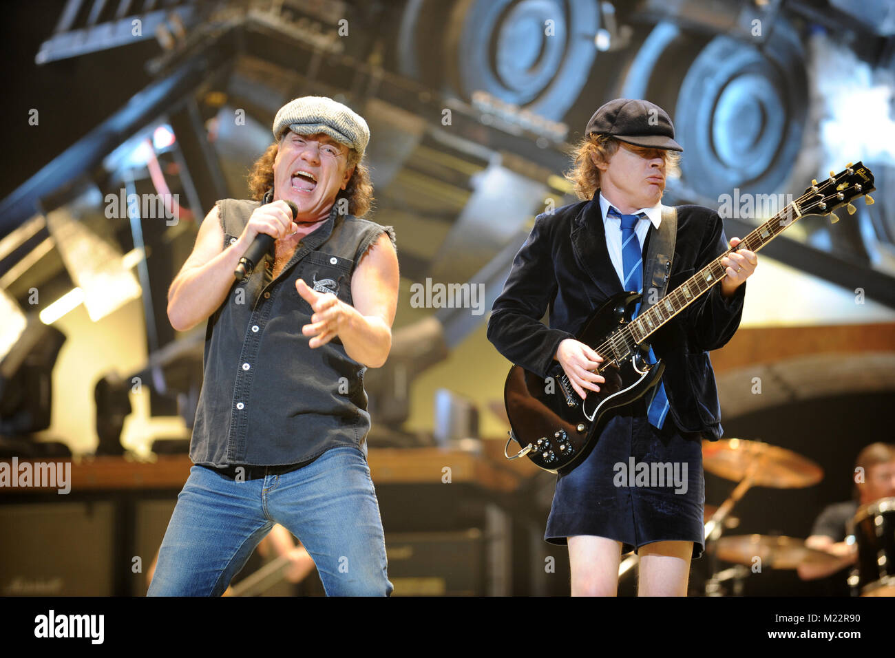 SUNRISE, FL - Dezember 20: Brian Johnson und Angus Young von AC/DC an ...