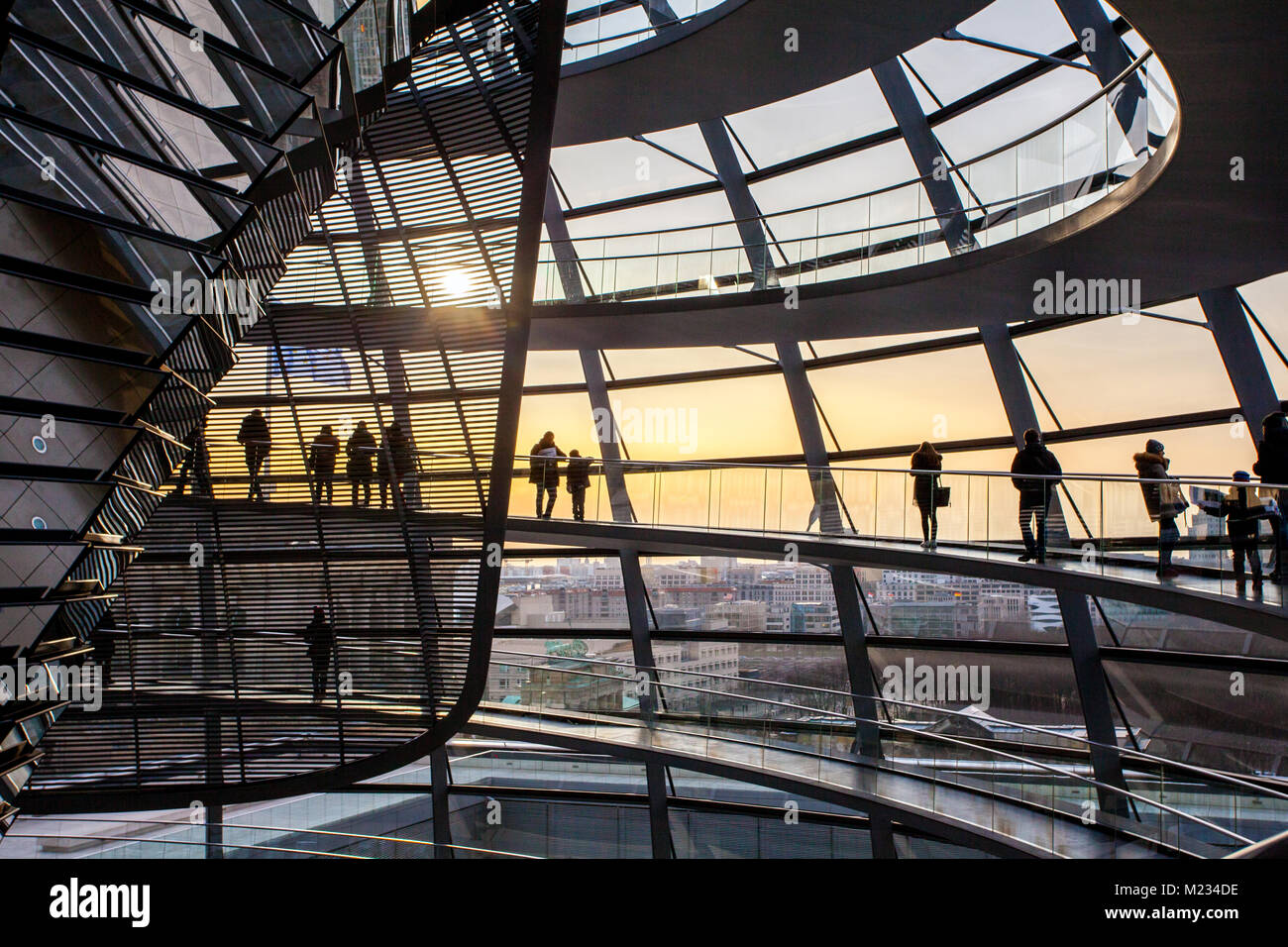 Reichstag kuppel besucher -Fotos und -Bildmaterial in hoher Auflösung – Alamy
