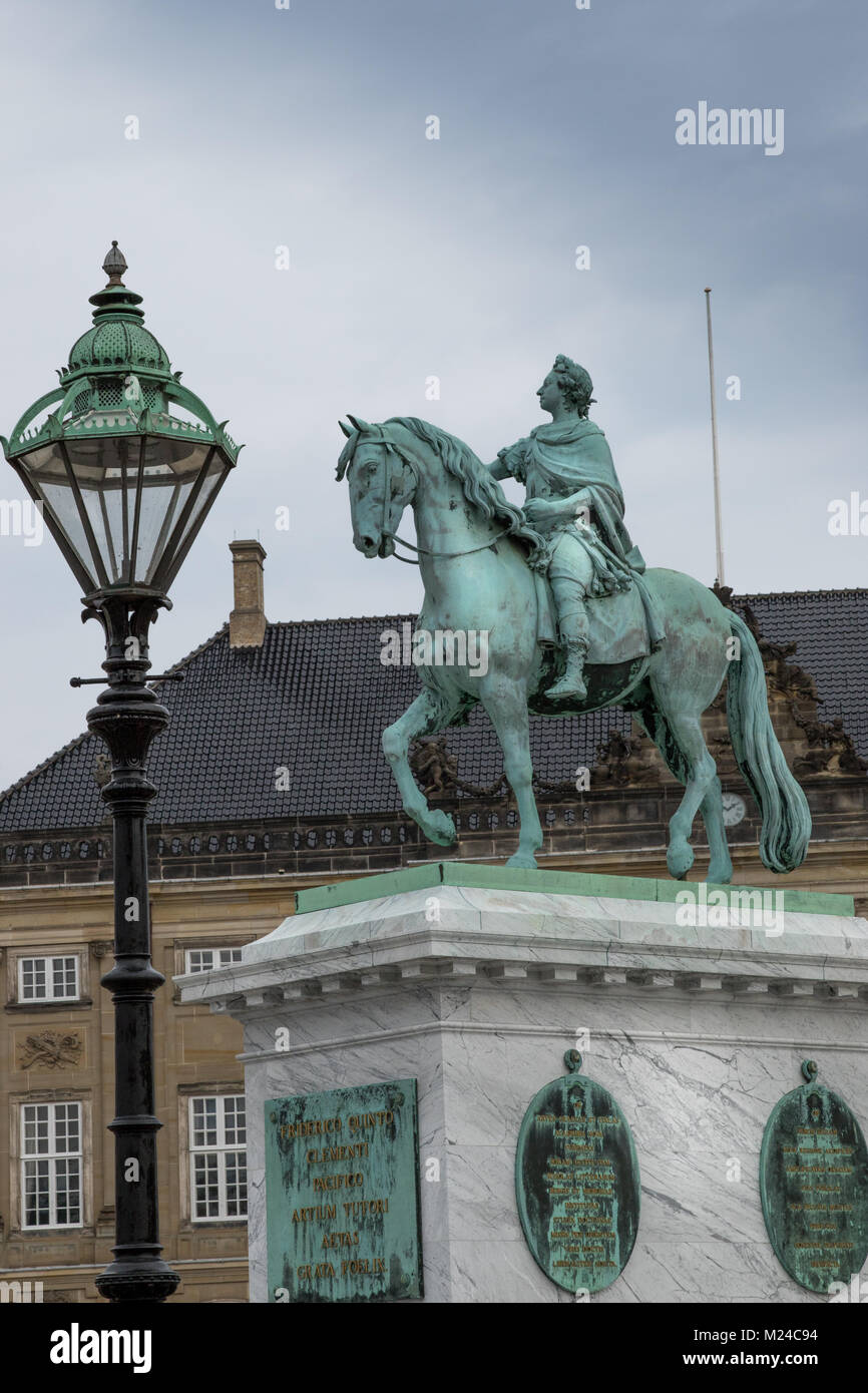König frederik v statue -Fotos und -Bildmaterial in hoher Auflösung – Alamy