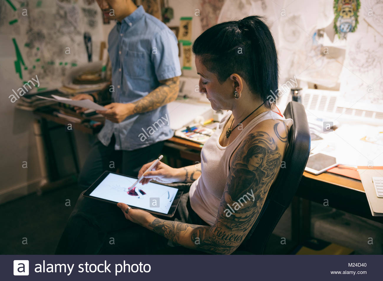 Tattoo Artist Skizzieren Tattoo Auf Digitale Tablett Mit Stift In