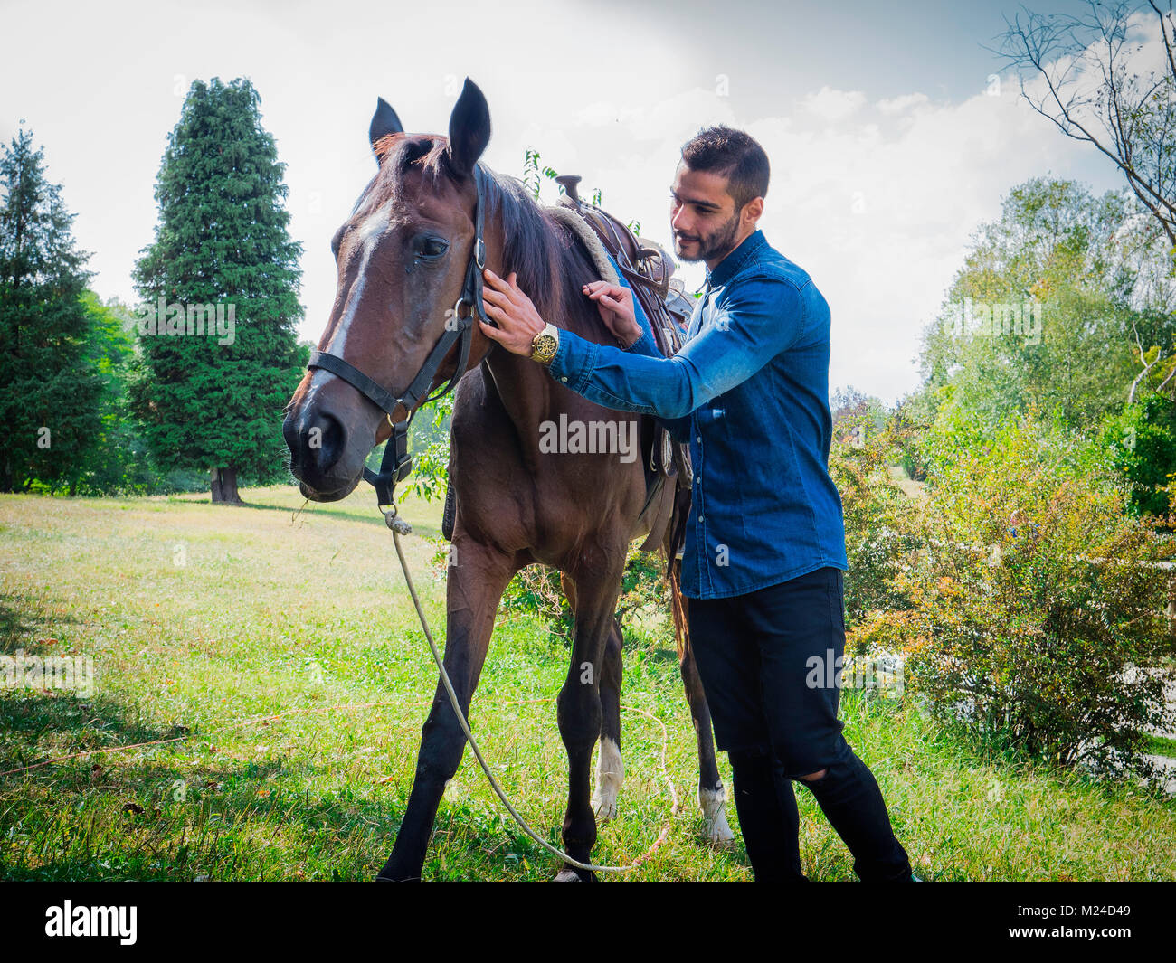 Schöner mann pferd reiten -Fotos und -Bildmaterial in hoher Auflösung ...