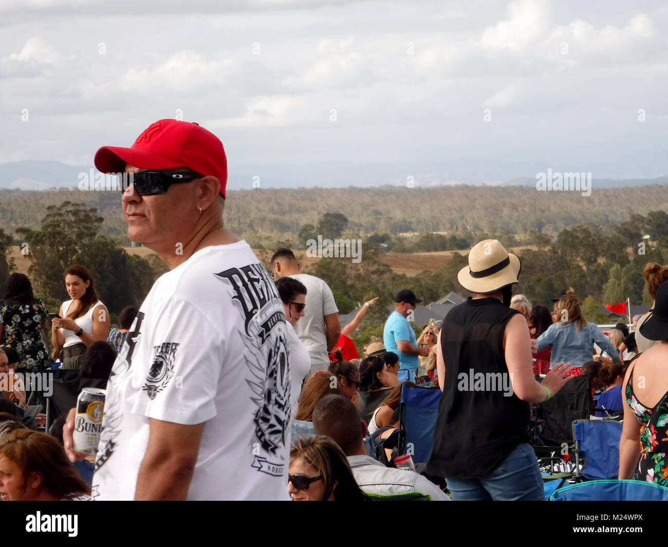 Menschen bei einem musikfestival -Fotos und -Bildmaterial in hoher ...