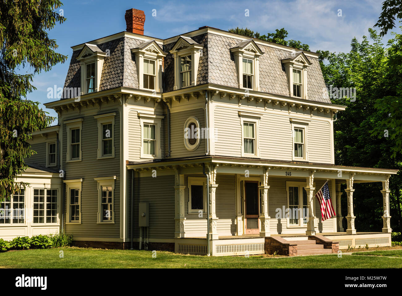 Mansard roof -Fotos und -Bildmaterial in hoher Auflösung – Alamy