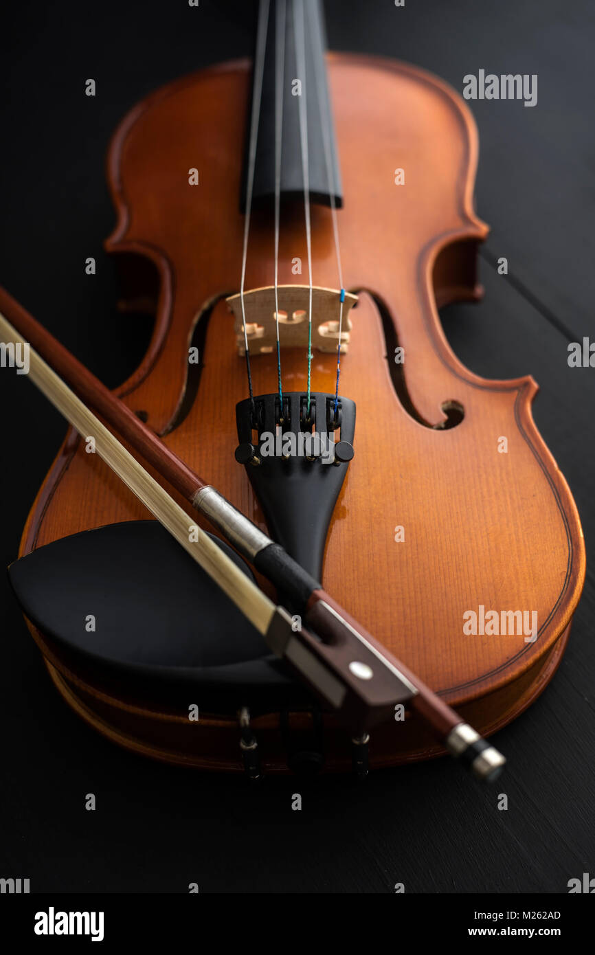 Alte Geige mit Bogen auf einem Holztisch, Nahaufnahme Stockfotografie ...
