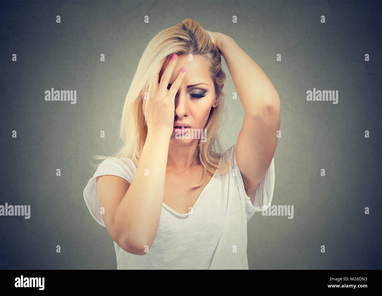 Stirn reiben -Fotos und -Bildmaterial in hoher Auflösung – Alamy