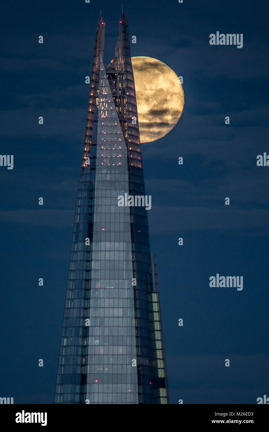 Scherbe und mond -Fotos und -Bildmaterial in hoher Auflösung – Alamy