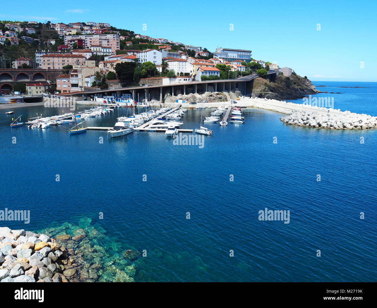 Landschaft der Stadt und dem Hafen in Cerbere, Frankreich ...
