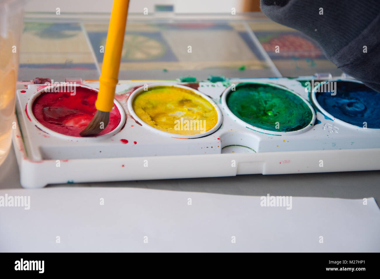 Pinsel und Farbe Stockfotos und -bilder Kaufen - Alamy