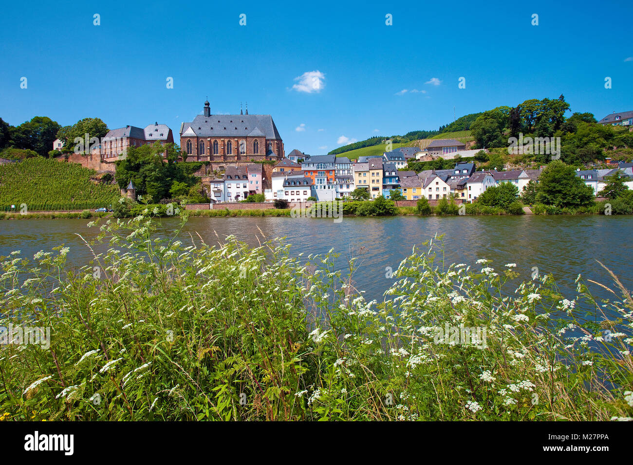 Blick auf Altstadt mit St. Laurentius Kirche, Saarburg an der Saar, Rheinland-Pfalz, Deutschland ...