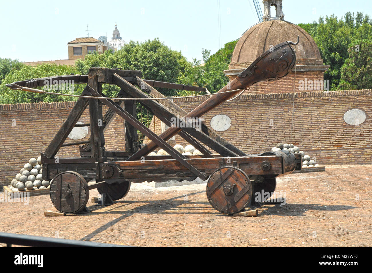 Mittelalterliche trebuchet waffe -Fotos und -Bildmaterial in hoher ...