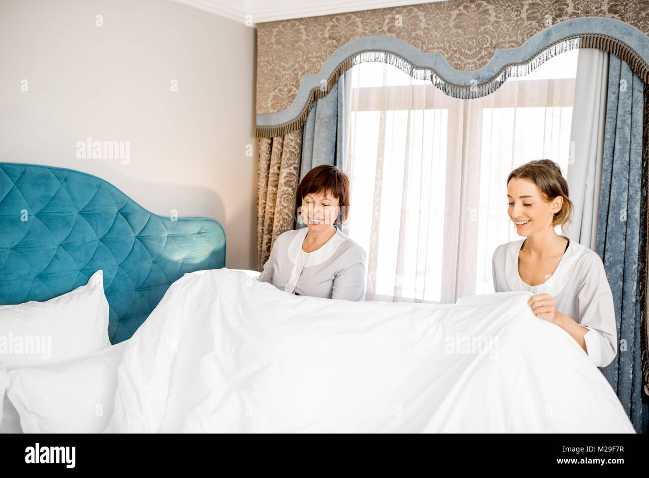 Senior Zimmermädchen Im Hotel Zimmer Stockfotografie Alamy 8678