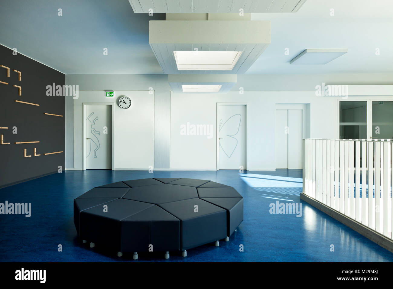 School corridor -Fotos und -Bildmaterial in hoher Auflösung – Alamy