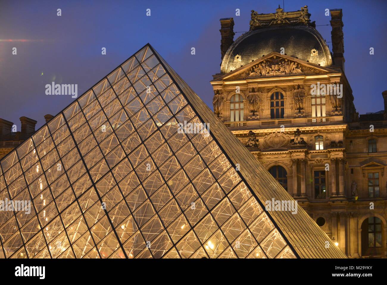 Piramide del grande louvre -Fotos und -Bildmaterial in hoher Auflösung ...
