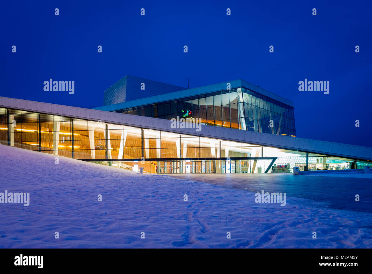 Oslo opera house snow -Fotos und -Bildmaterial in hoher Auflösung – Alamy