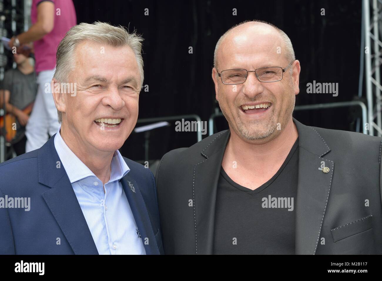 Trainer-Legende Ottmar Hitzfeld mit-Geschäftsführer Hans Peter ...
