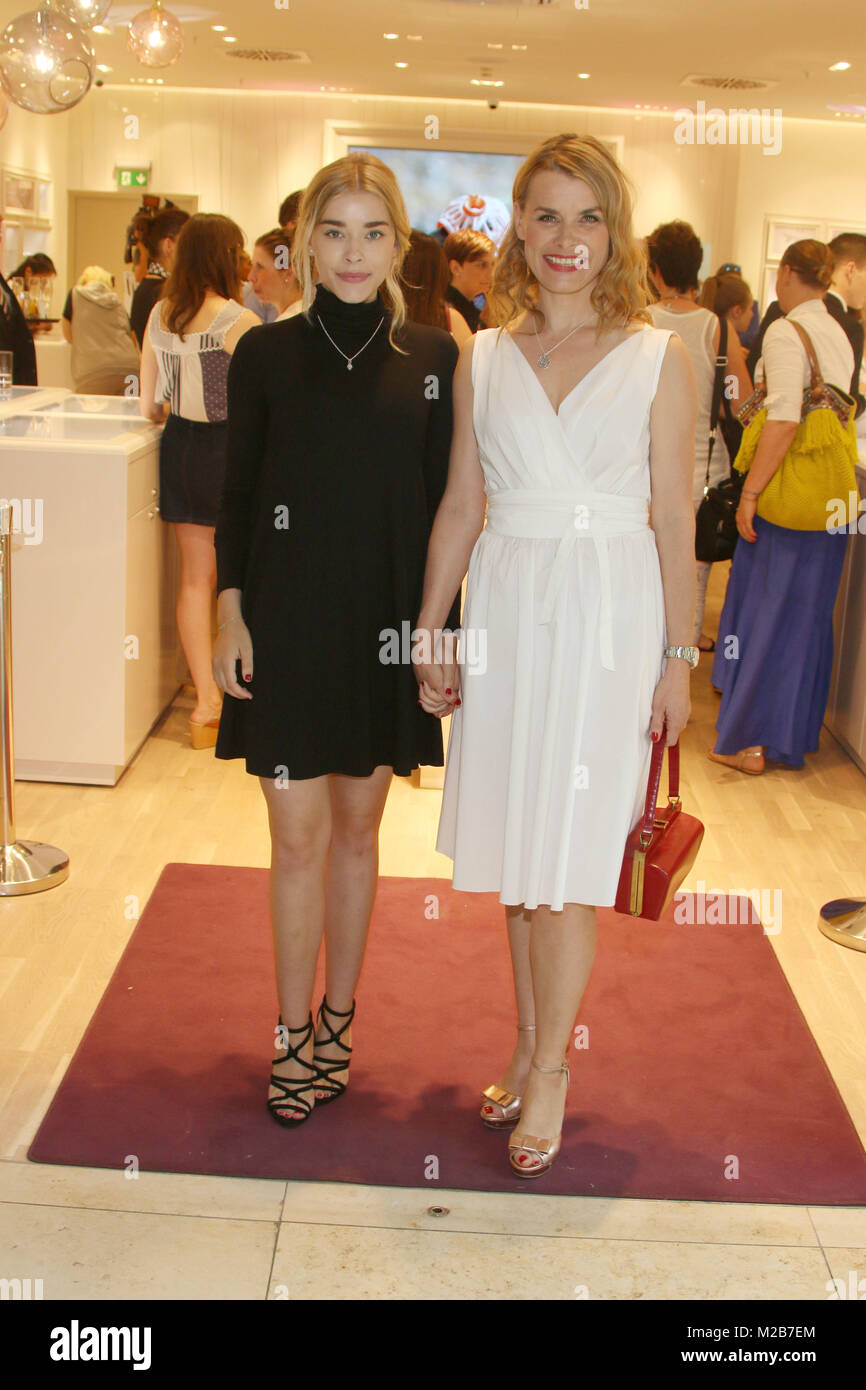 Andrea Luedke & Tochter Milena, Neueroeffnung des Pandora Flagship ...