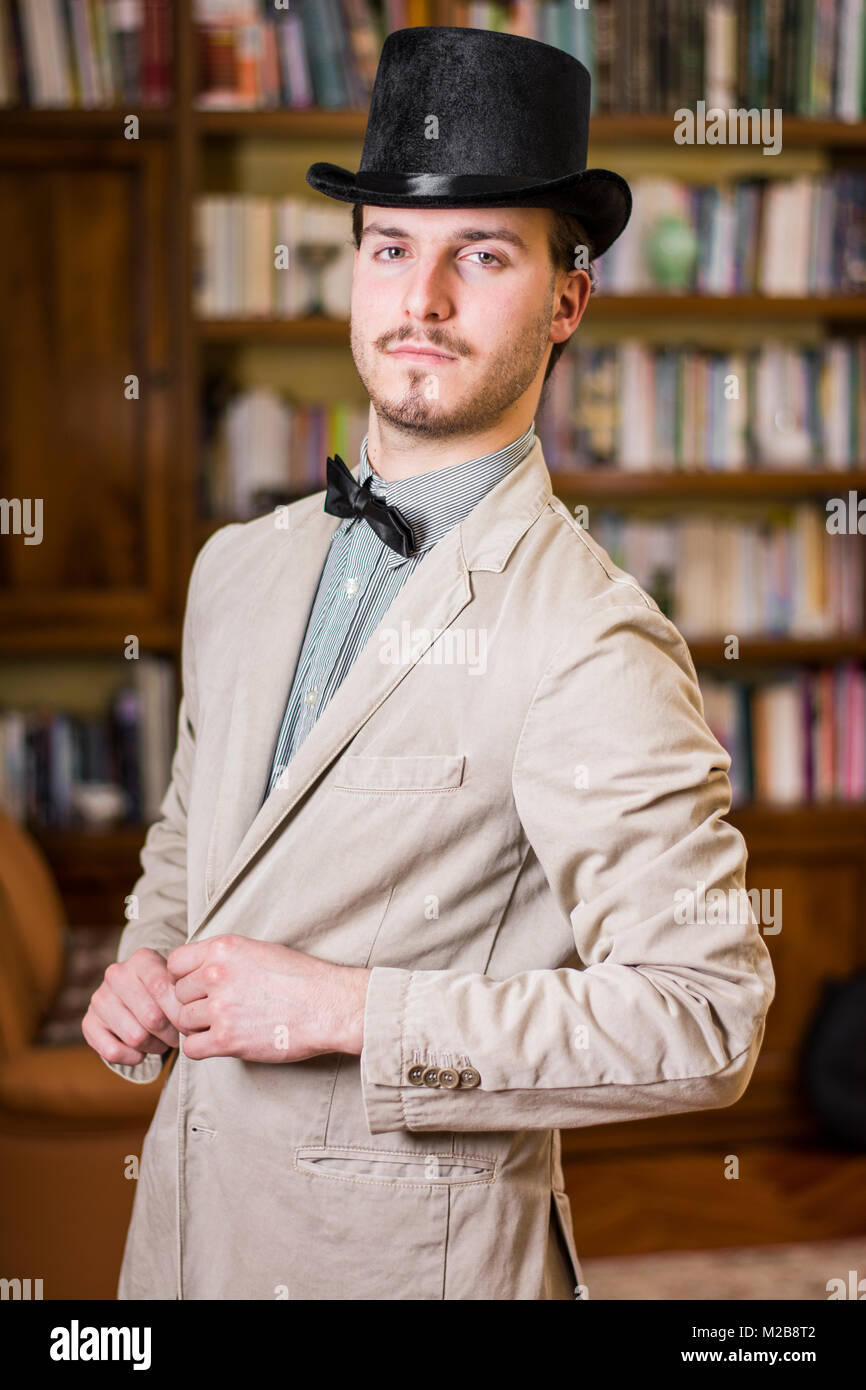 Mann mit zylinder -Fotos und -Bildmaterial in hoher Auflösung – Alamy