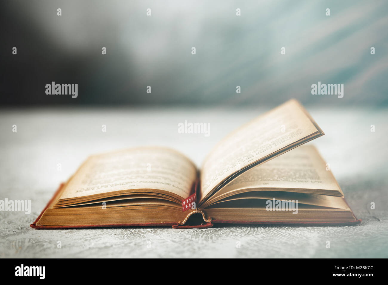 Magic book open -Fotos und -Bildmaterial in hoher Auflösung – Alamy