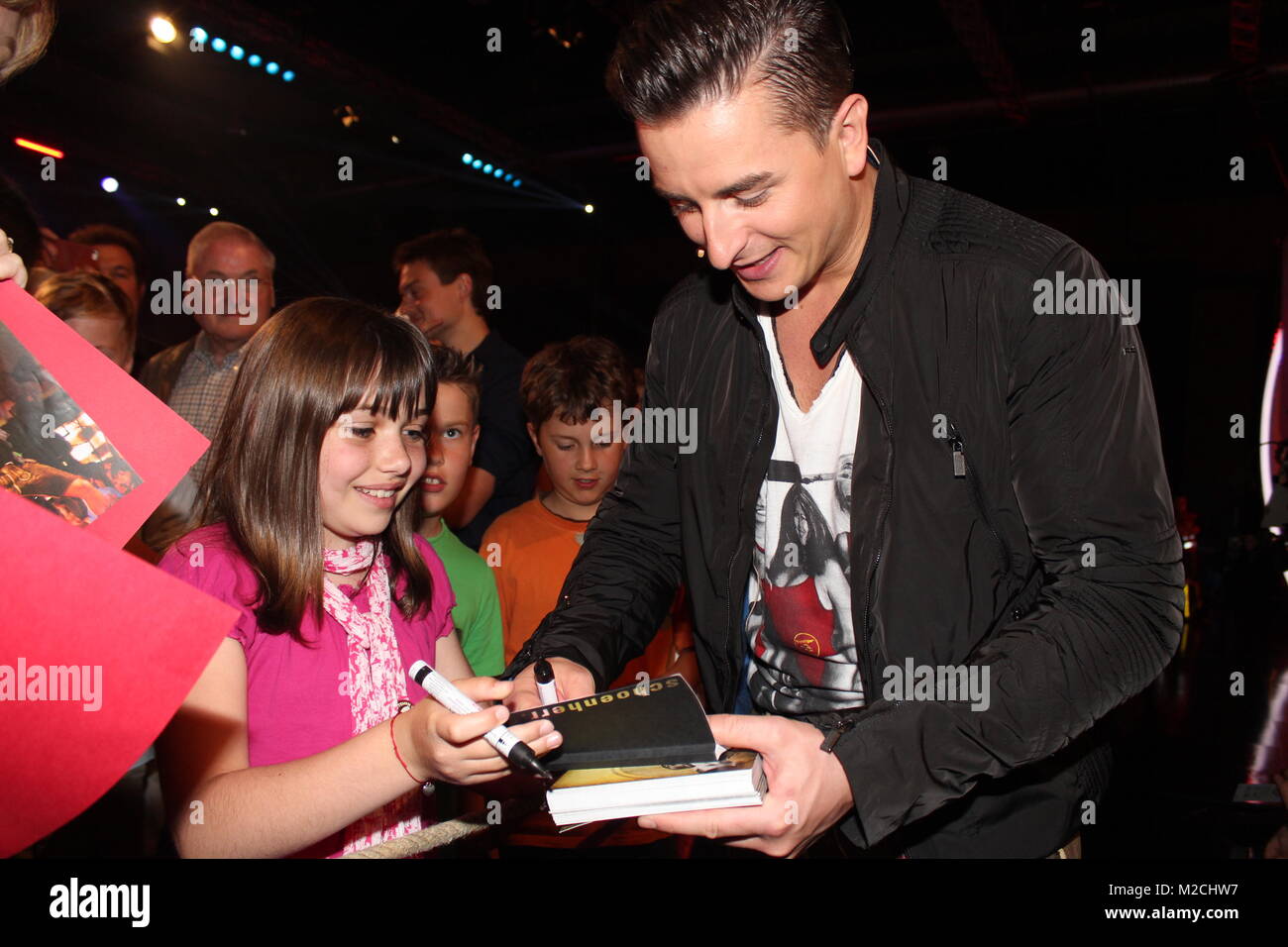 Andreas Gabalier is also ein Autogramm für den kleinen Ventilator Laura ...