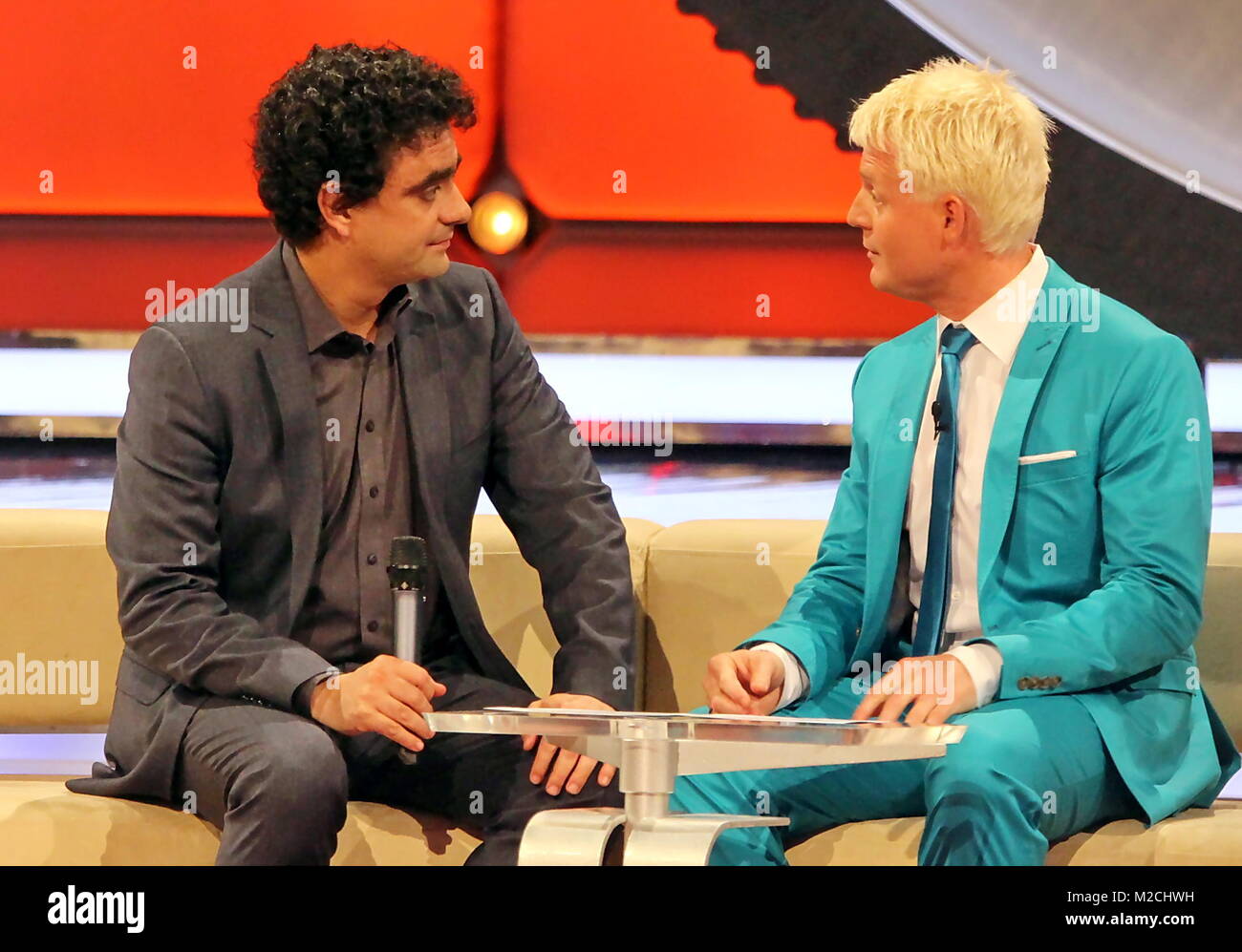 Auf der Couch: Rolando Villazòn (links) und Moderator Guido Cantz bei 'Verstehen Sie Spaß' aus ...